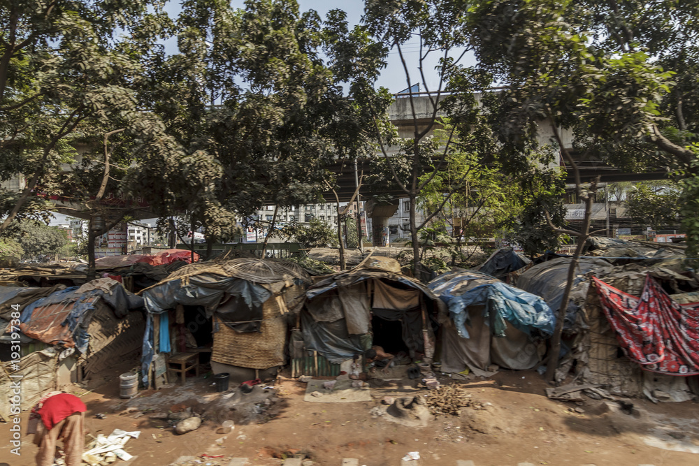 Foto de Dhaka / Bangladesh - November 2012: People live in slums just ...