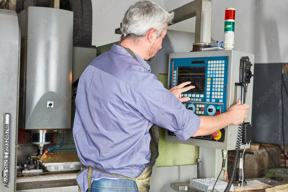 Arbeiter in Metallfabrik bedient CNC Fräsmaschine Stock Photo | Adobe Stock