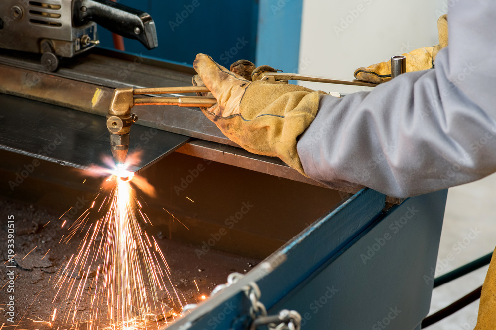 Funkenflug beim Schweißen an Metallplatte mit Schutzhandschuhen Stock ...