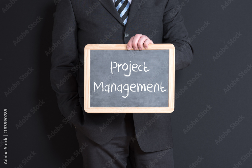 Projekt Leiter mit einer Tafel auf der Project Management steht Stock ...