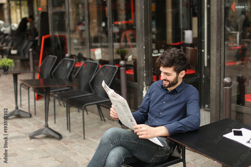 Foto de journalist enjoying with reading newspaper columns and articles ...