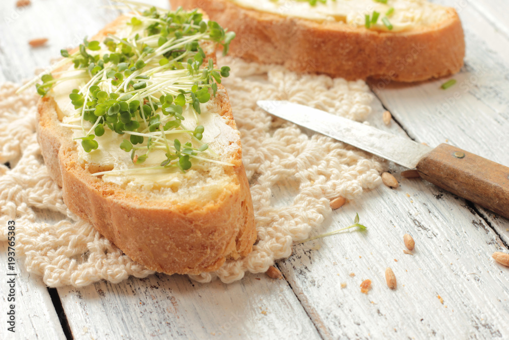 Sprossen Keime Brot Scheibe Stulle Butterbrot foto de Stock | Adobe Stock
