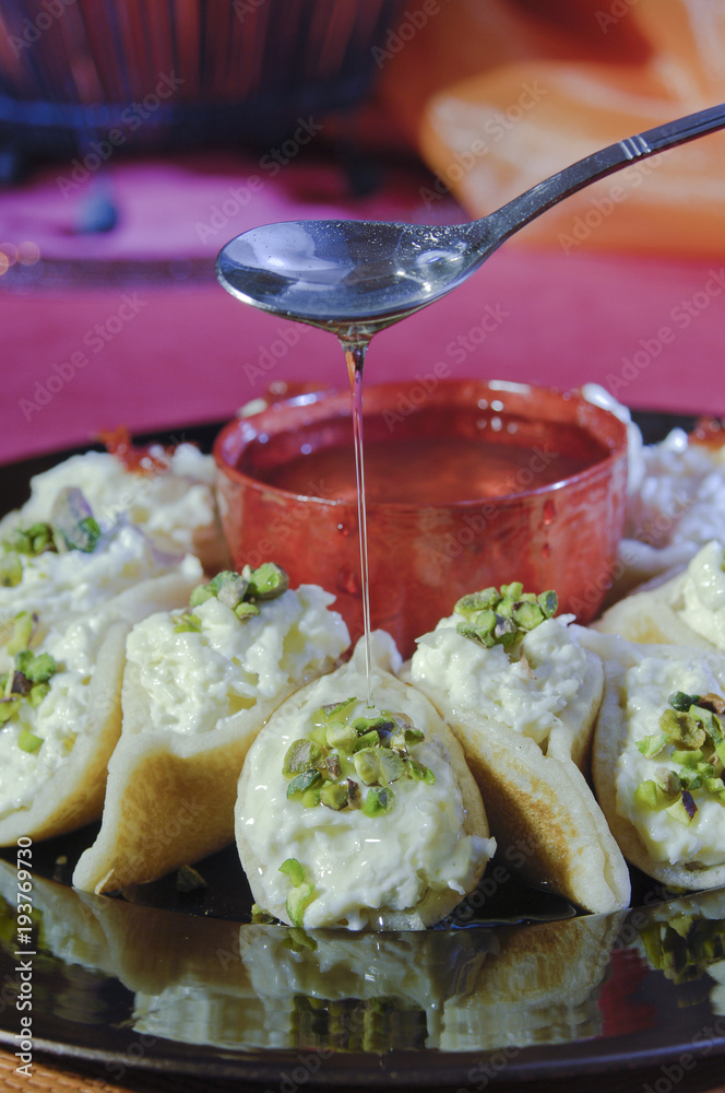 Pouring Syrup on Asafeer, Arabic Sweets for Ramadan and Eid ภาพถ่าย ...
