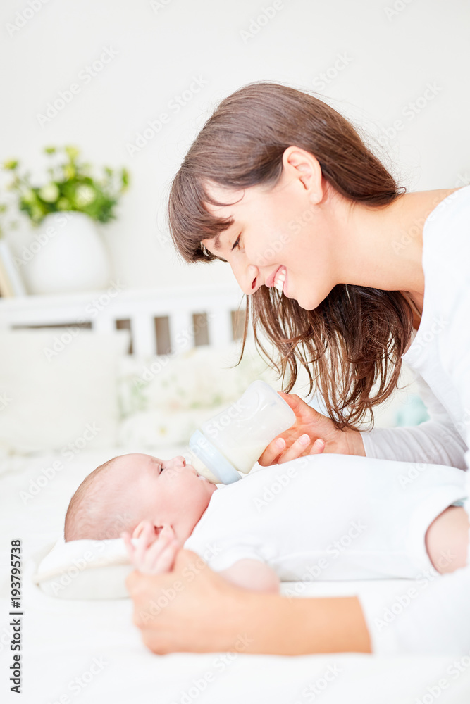 Liebevolle Mutter füttert ihr Baby Stock-Foto | Adobe Stock