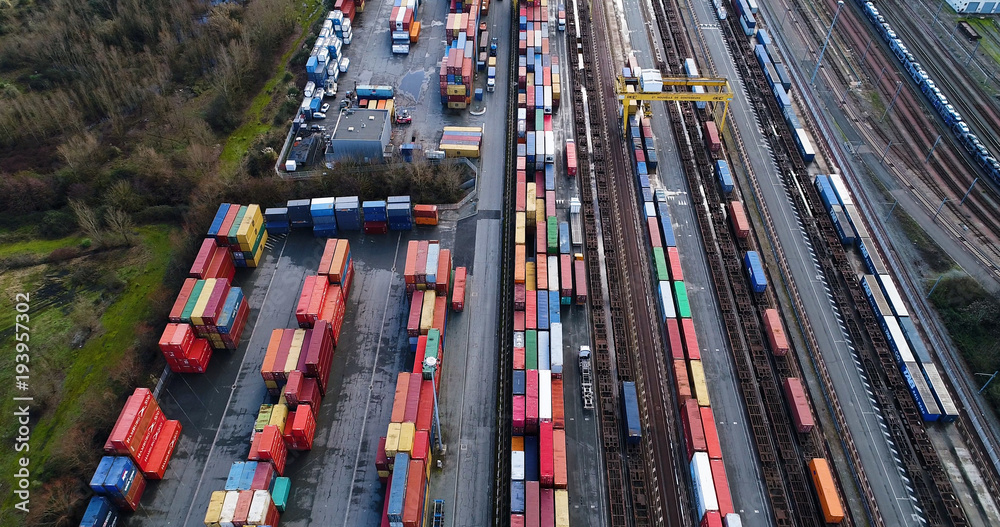 train de marchandise et voie ferrée en vue arérienne Stock Photo ...