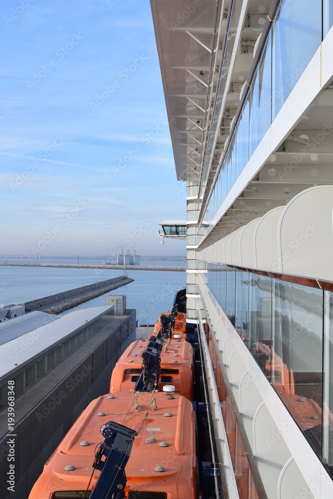 Seitenansicht (Backbord) eines Kreuzfahrtschiffes, mit Rettungsbooten ...