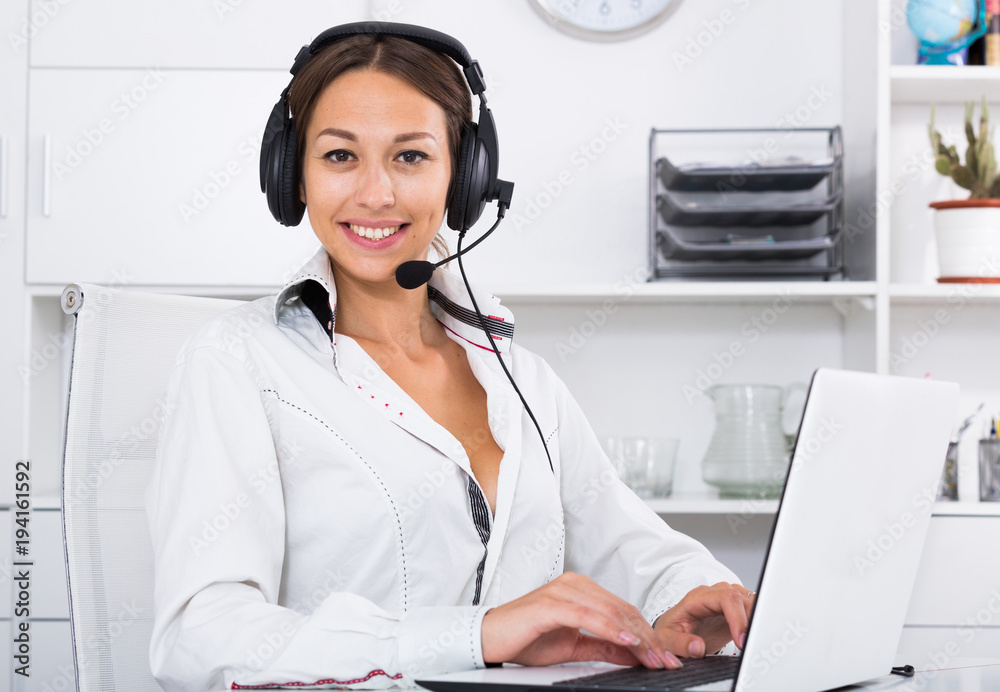 smiling woman customer support Stock-Foto | Adobe Stock