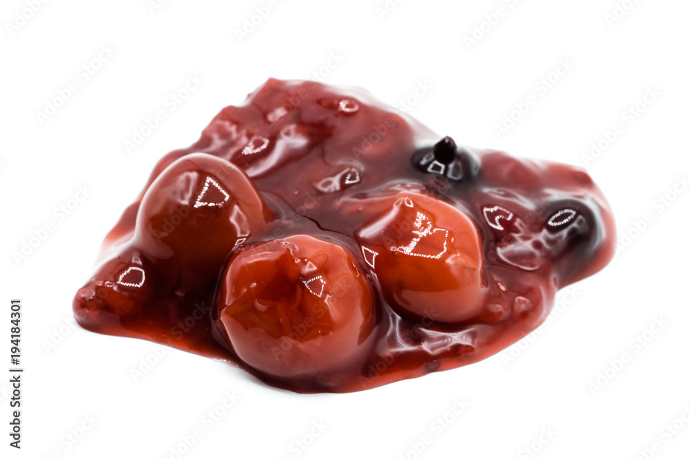 Rote Grütze mit vanillesoße isoliert freigestellt auf weißen ...