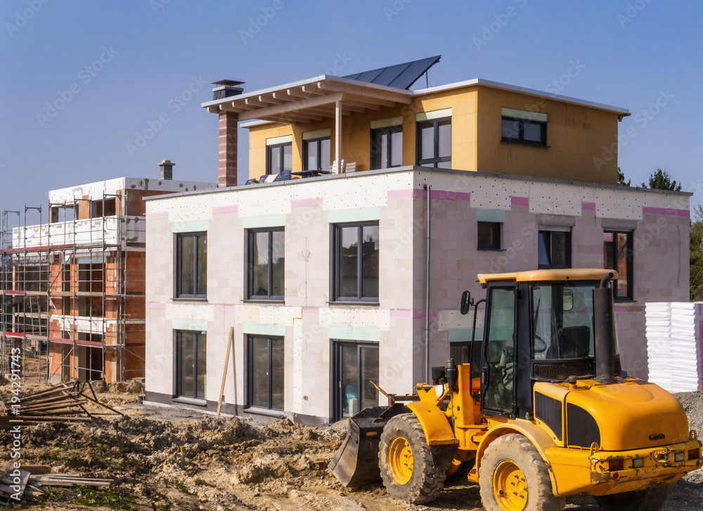 Baugebiet mit Neubau und einem Rohbau Stock Photo | Adobe Stock