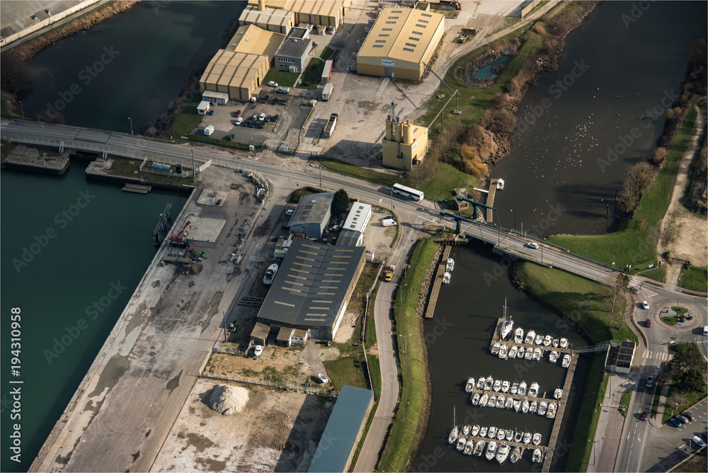 vue aérienne du port du Tréport et d'une usine dans la Somme en France ...
