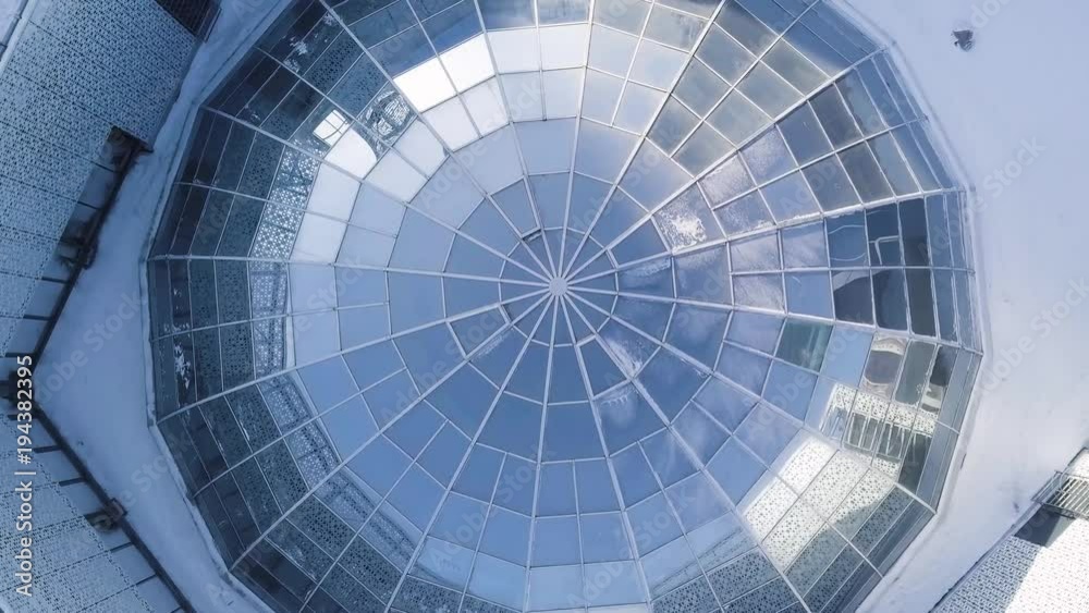 Vidéo Stock Top view on Structural glass facade curving roof of ...