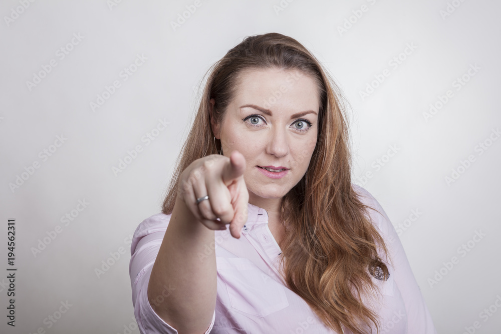 Frau zeigt mit dem Finger auf Dich Stock-Foto | Adobe Stock