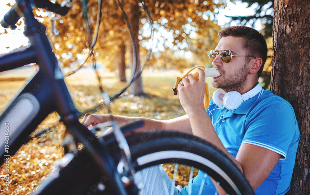 Biker. Resting in the park after a bike ride. Lifestyle, sport concept ...