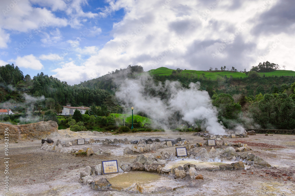 Foto de Fumaroles Caldeiras das Furnas in the east of Sao Miguel Island ...