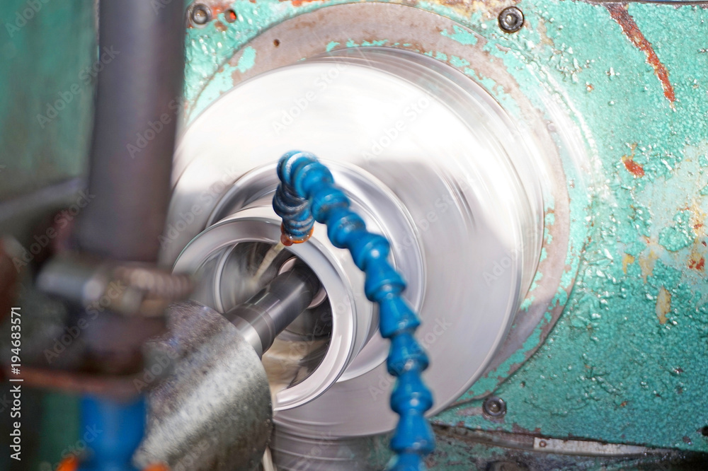 Foto de Grinding of a cylindrical opening by means of an abrasive ...