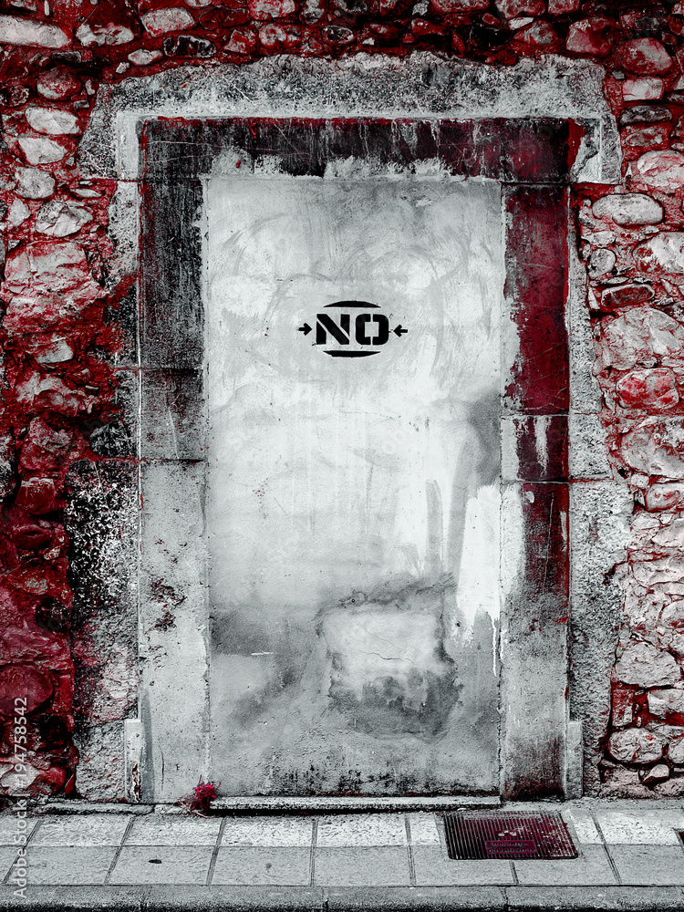 Puerta tapiada de hormigon. No se puede pasar. Stock Photo | Adobe Stock