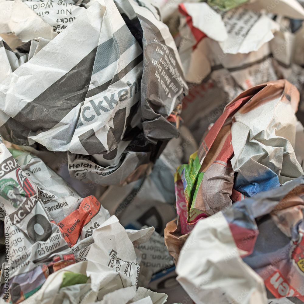 Knüllpapier, Altpapier, Papierknäuel Stock-Foto | Adobe Stock