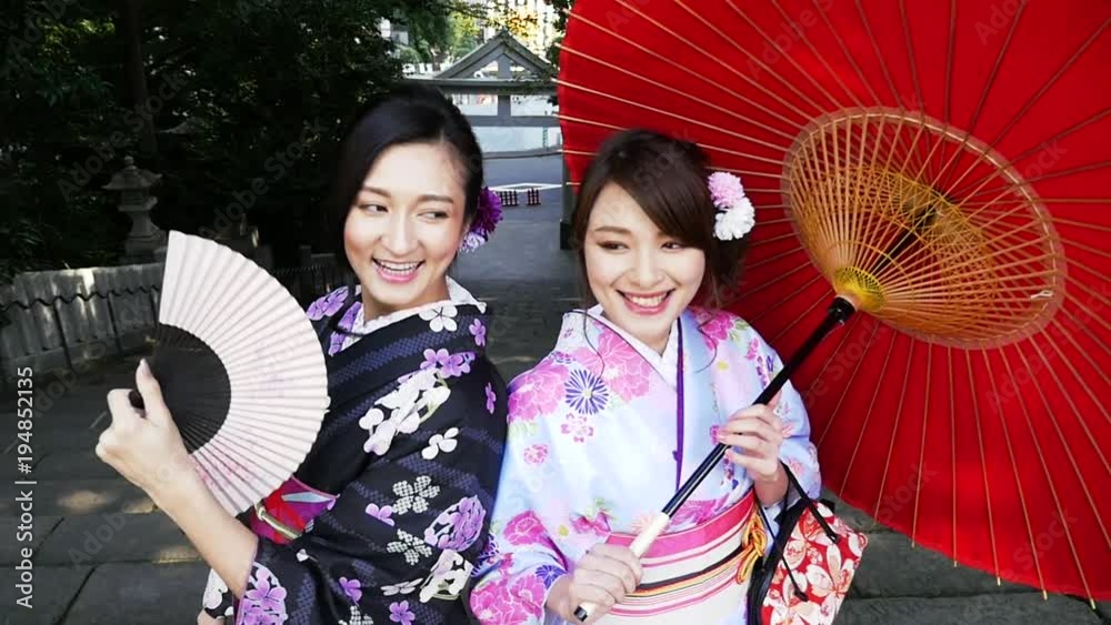 Two japanese girl wearing traditional clothes in Tokyo vídeo do Stock ...