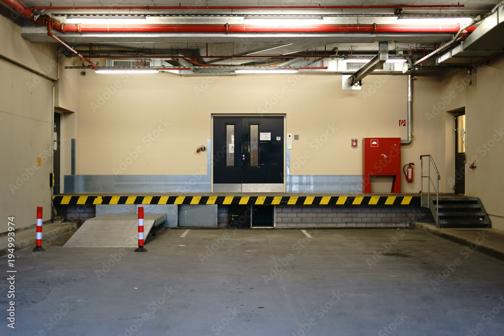 Laderampe / Die Laderampe eines Geschäftgebäudes mit ...