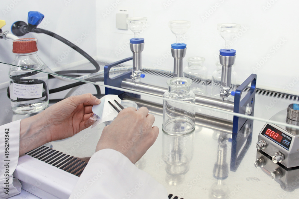 Laborantine réalisation un prélèvement de micro biologie dans un ...