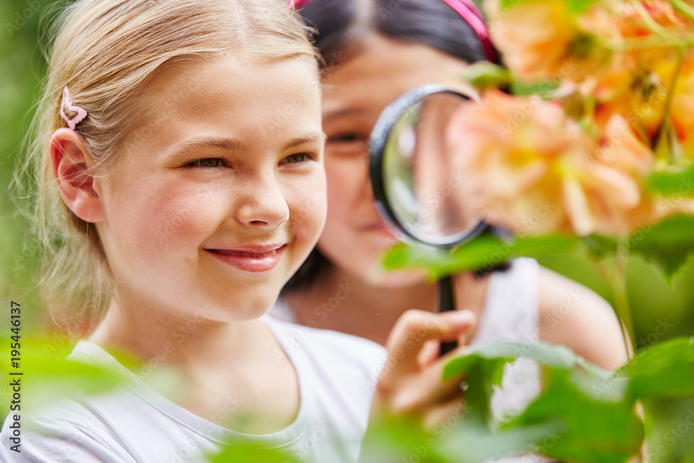 Kinder mit Lupe im Garten Stock Photo | Adobe Stock