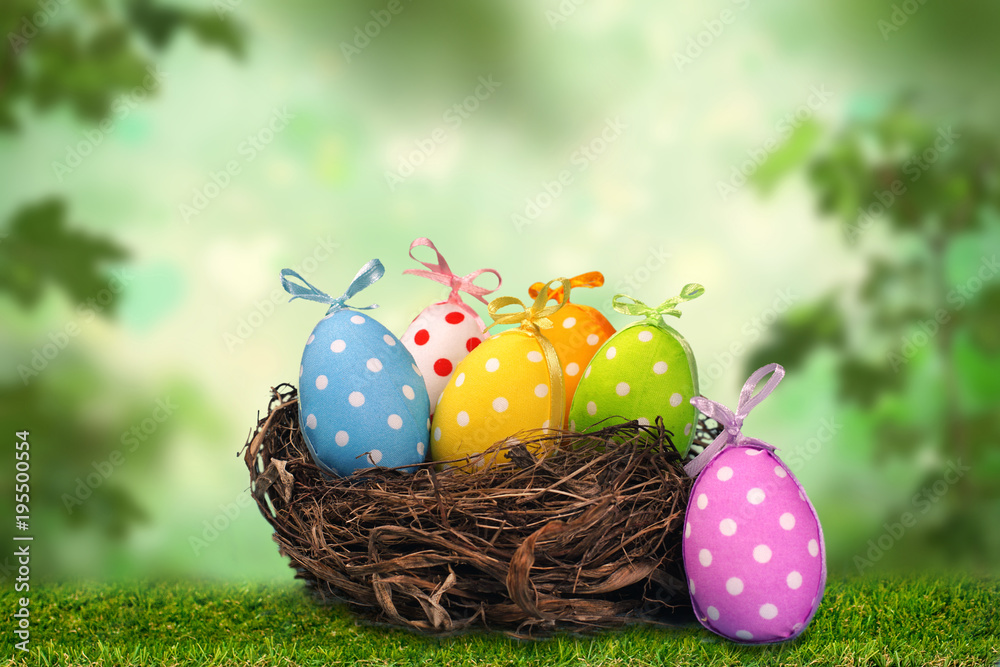 Osternest mit bunten Ostereiern Stock-Foto | Adobe Stock