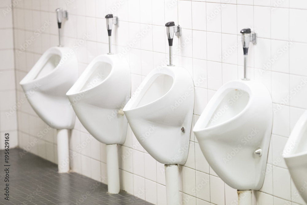 diverse urinale in einem öffentlichen pissoir Stock-Foto | Adobe Stock