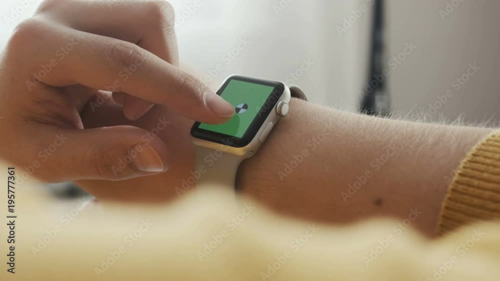Vidéo Stock Man hands gestures on a screen modern smartwatch with a ...