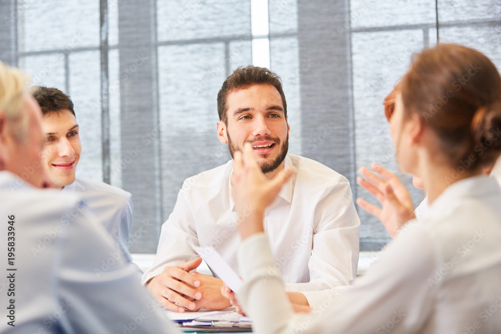 Geschäftsleute reden und planen zusammen Stock Photo | Adobe Stock