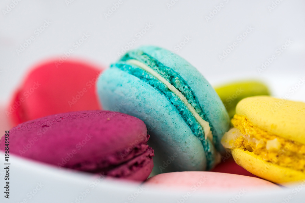 Разноцветные макаруны в белой тарелке Stock-Foto | Adobe Stock