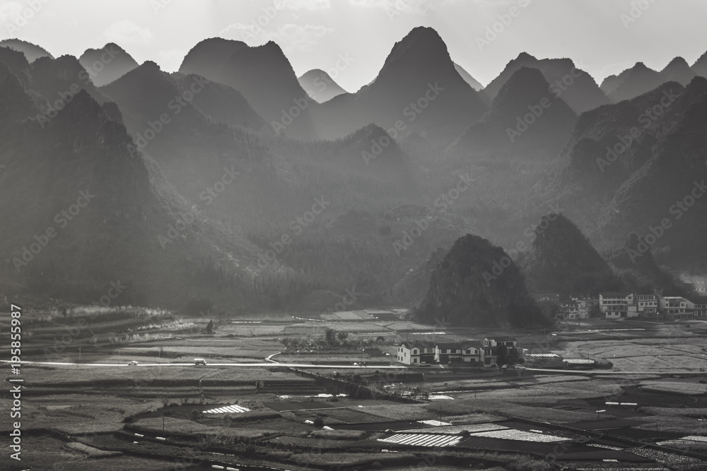Evening light at Wanfenglin Viewpoint, Forest of Ten Thousands Peaks in ...