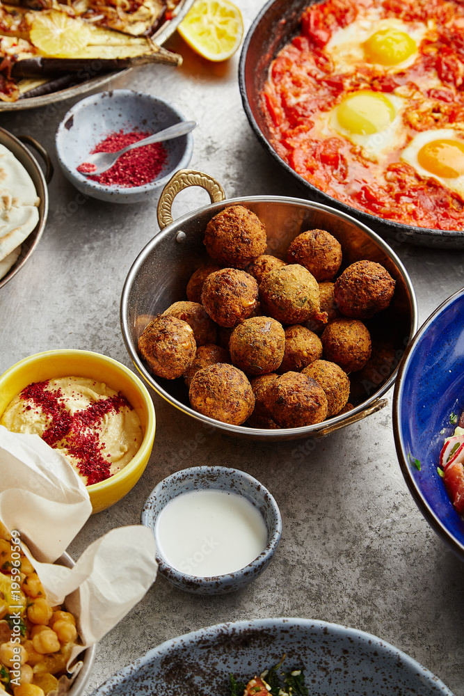 Foto de Overhead image of traditional jewish and middle eastern food ...