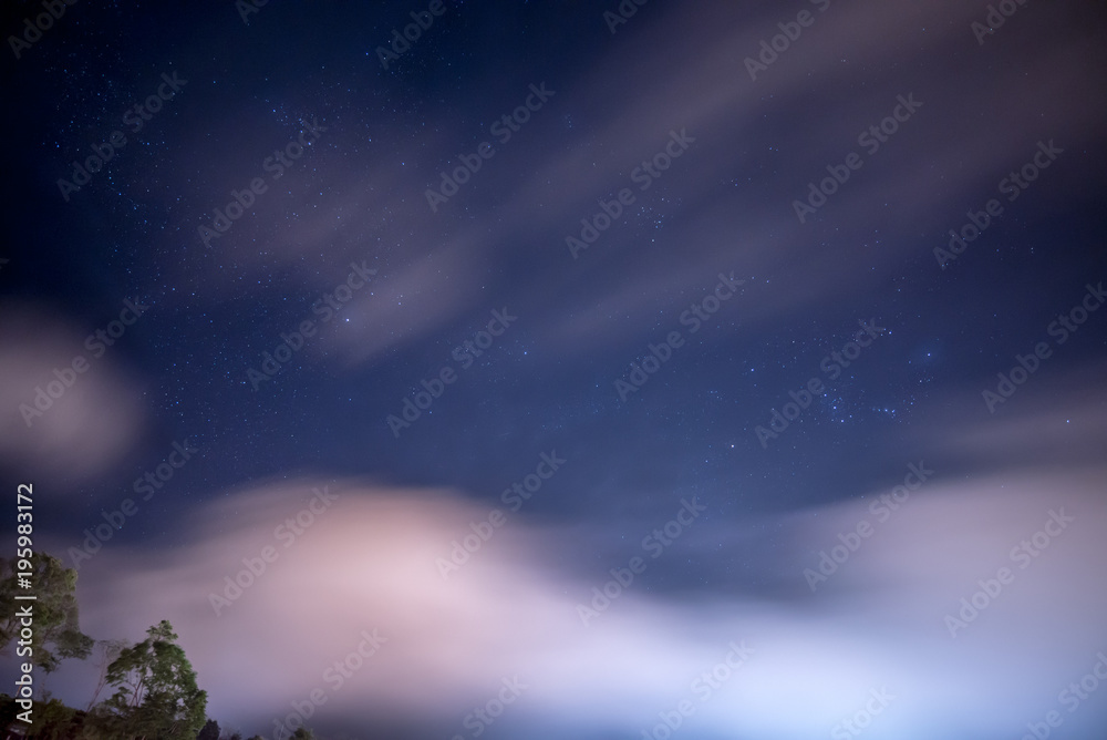 Foto de Star Cluster in the night sky with cloudy and windy weather ...
