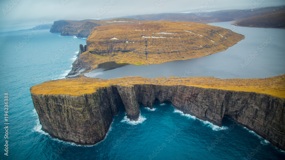 Foto de Leitisvatn Lake and Ocean, Vagar, Faroe Islands do Stock ...