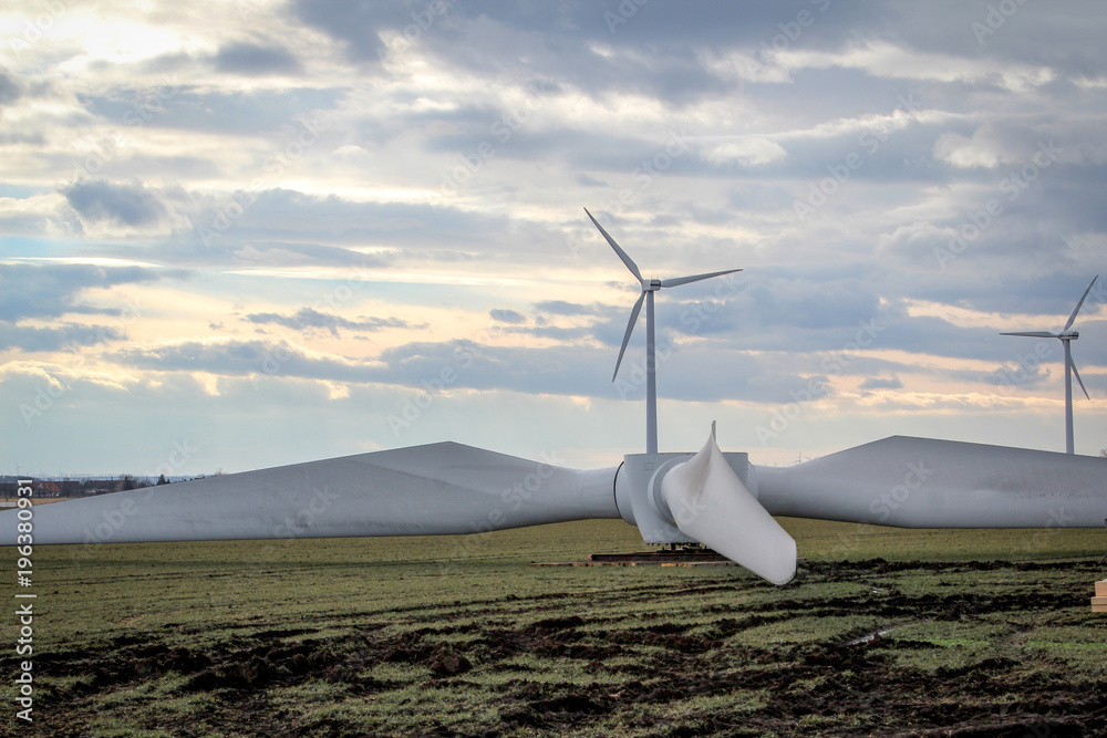 Windräder, Rotor zur Montage auf einem Feld Stock Photo | Adobe Stock