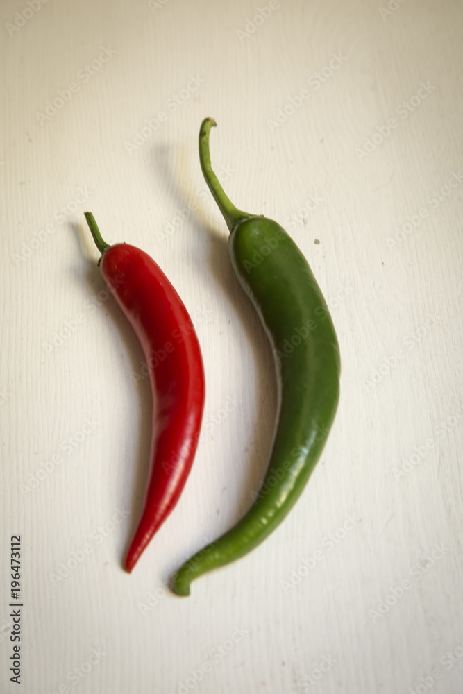 rote und grüne Chilischoten foto de Stock | Adobe Stock
