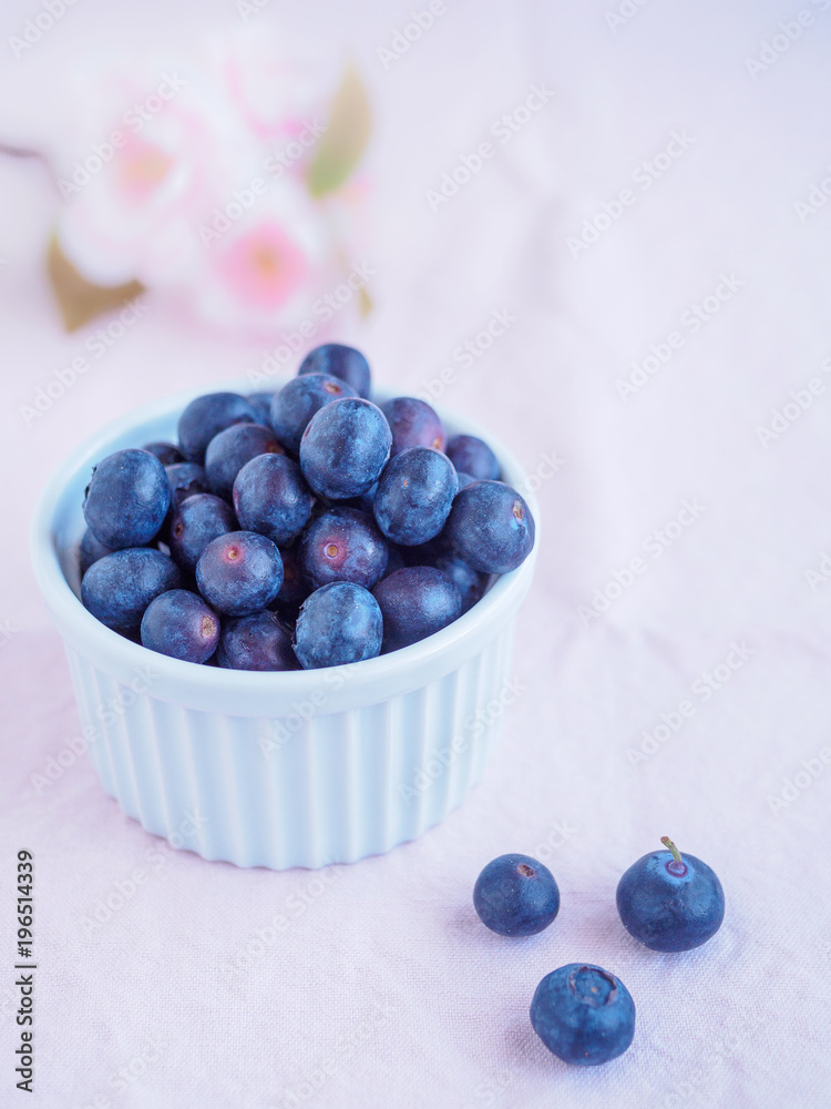 Frische Heidelbeeren in einer weißen Schale Stock Photo | Adobe Stock