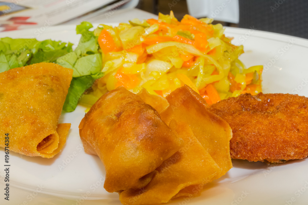 assiette créole, samoussa, nem, bonbon piment, achards, salade verte ...
