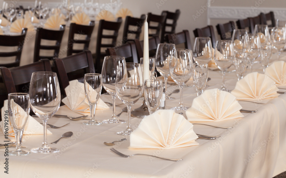 Festliches Tisch-Arrangement mit Gläser und Servierten und Besteck ...