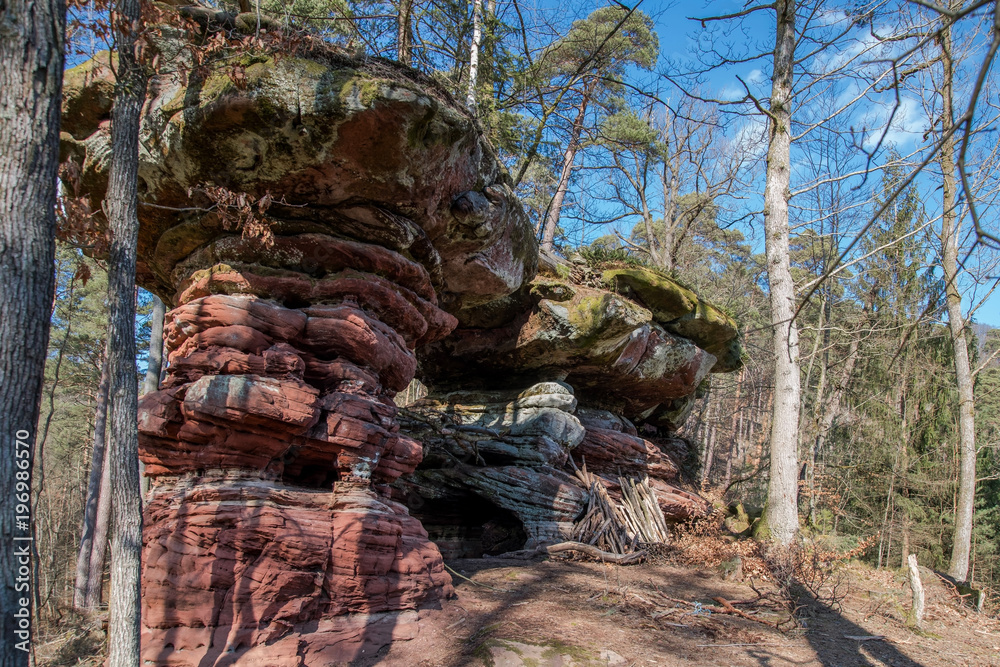 Rocher en grés des Vosges dans la forêt de Baerenthal Stock Photo ...