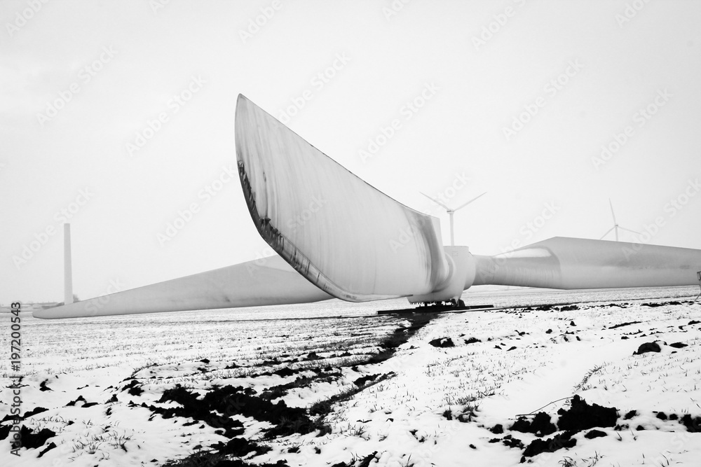 Windräder, Rotor zur Montage auf einem Feld Stock Photo | Adobe Stock