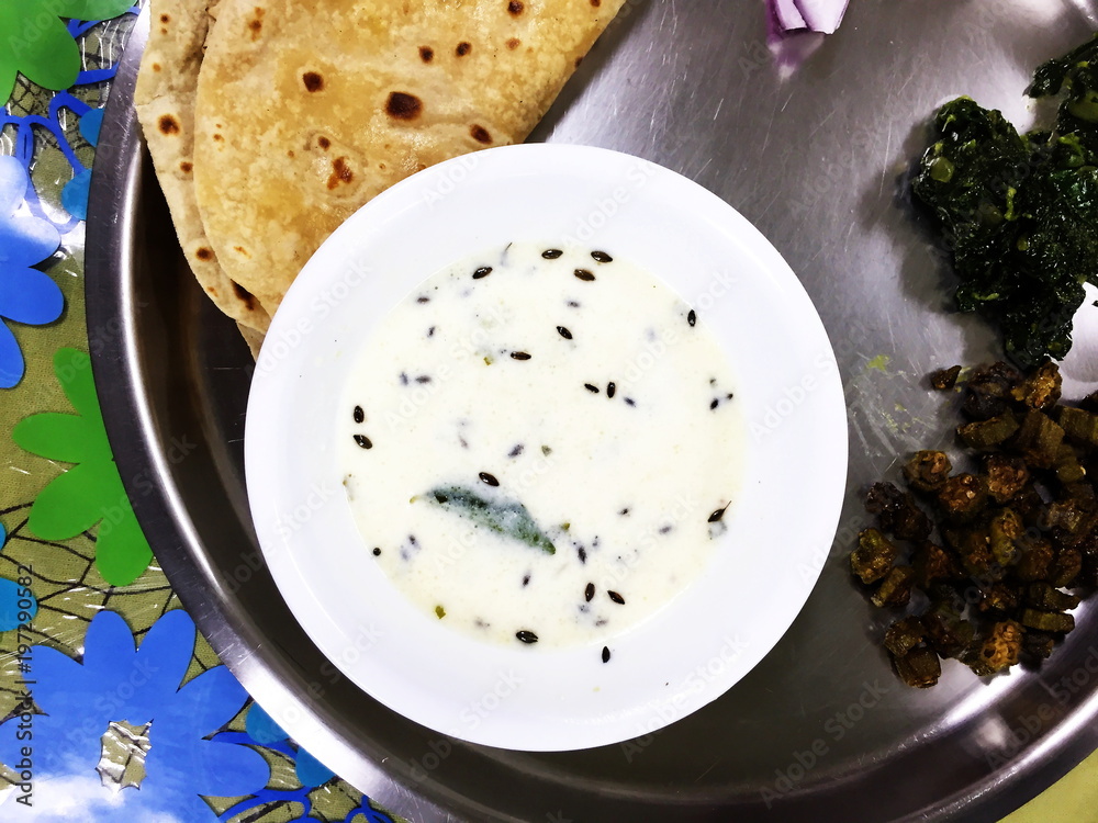 Foto de indian gujarati traditional dish with kadhi curry patta chapati ...