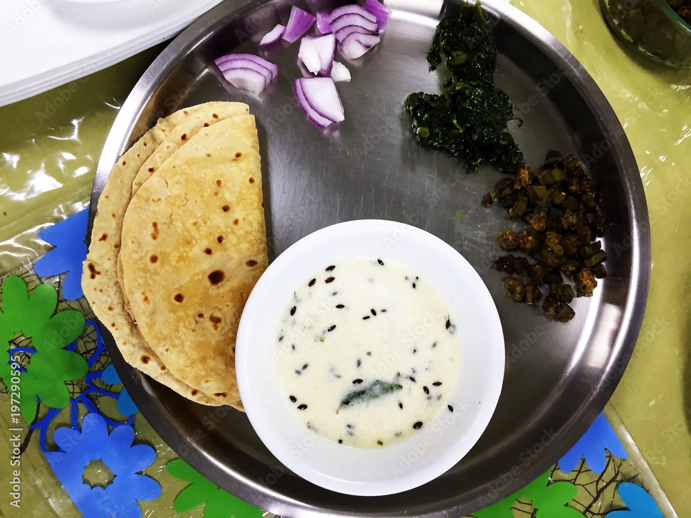 Foto de indian gujarati traditional dish with kadhi curry patta chapati ...