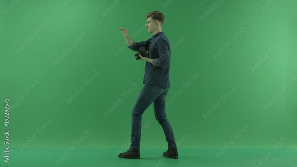 Vídeo do Stock: Photographer taking photos on the left hand side back ...
