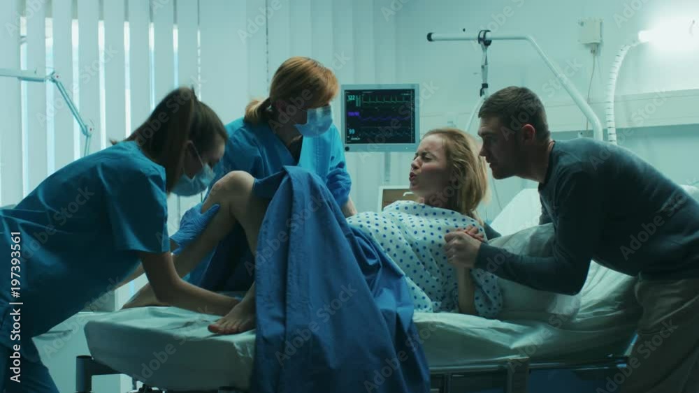 Vidéo Stock In the Hospital Woman in Labor Pushes to Give Birth ...