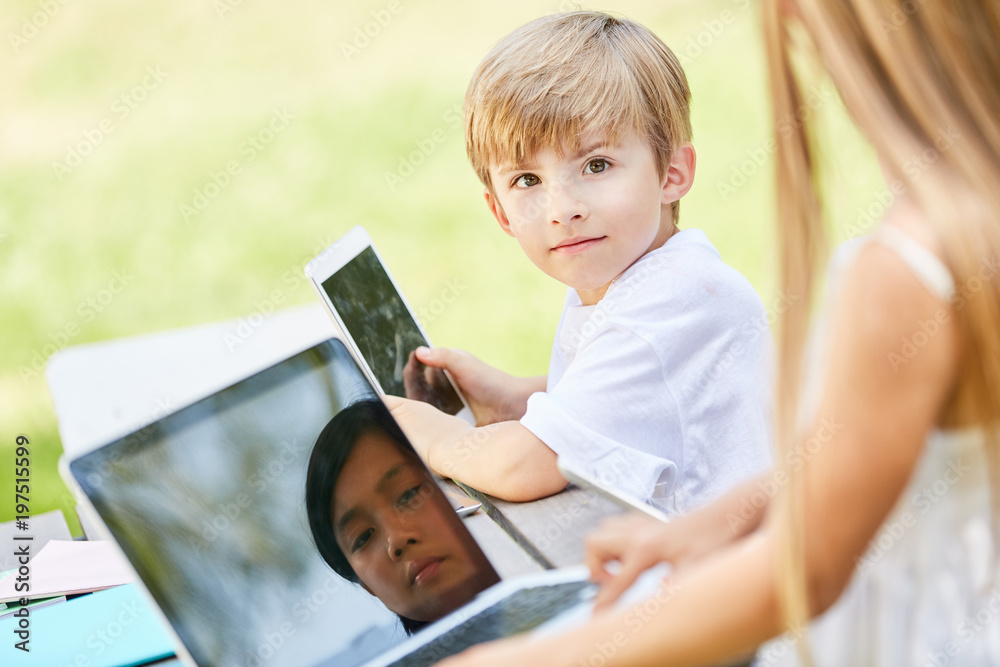 Kinder spielen mit Tablet Computer und Laptop Stock Photo | Adobe Stock