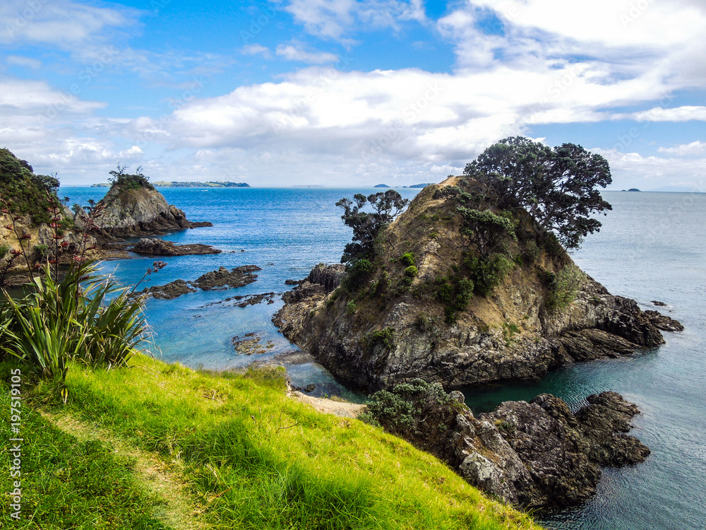 Beautiful view of Fossil Bay, Waiheke Island on a sunny summer day ...