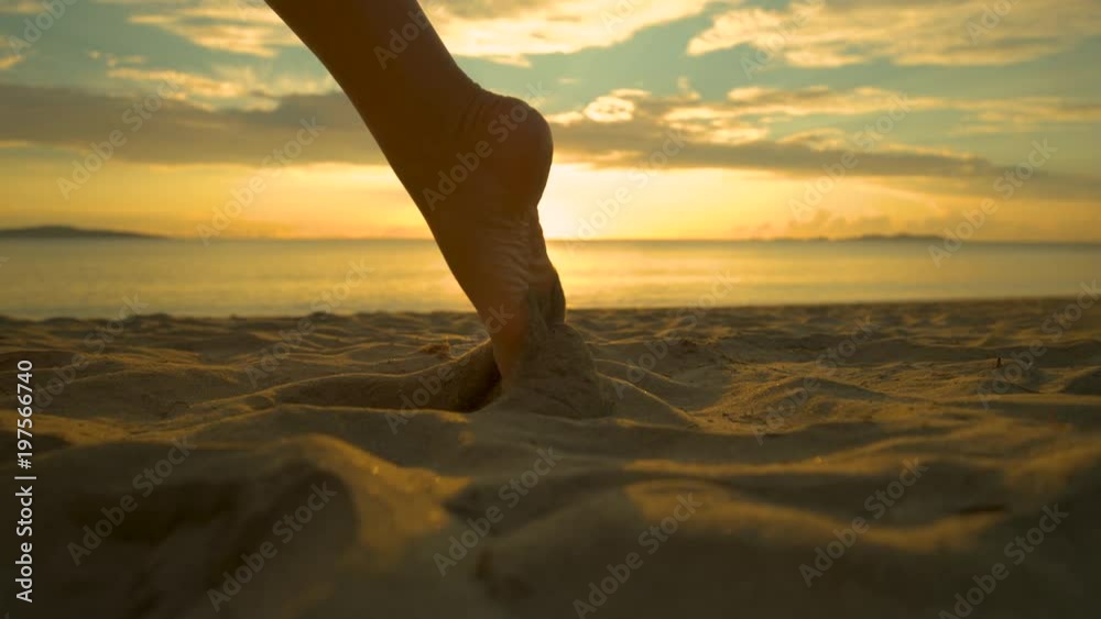 Vidéo Stock SLOW MOTION, CLOSE UP, LENS FLARE: Barefoot female jogger ...