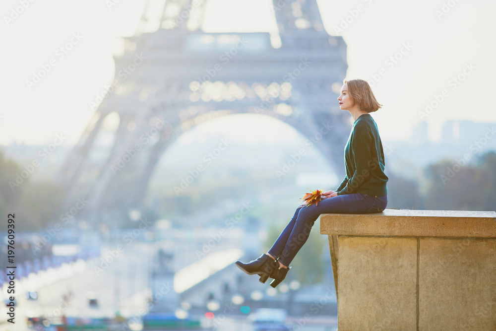 Beautiful young French woman near the Eiffel tower in Paris Stock Photo ...