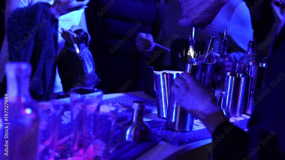 Vidéo Stock Bar counter, bartender makes cocktails, bartender in a ...